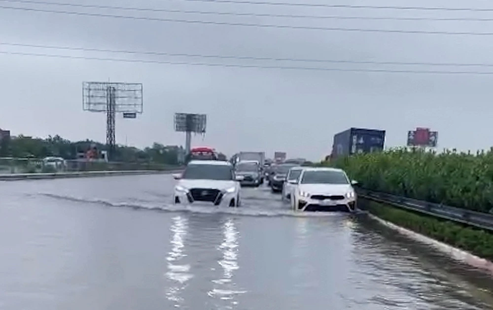 Cấm phương tiện vào cao tốc Pháp Vân - Cầu Giẽ do ngập sâu | Báo Đấu thầu